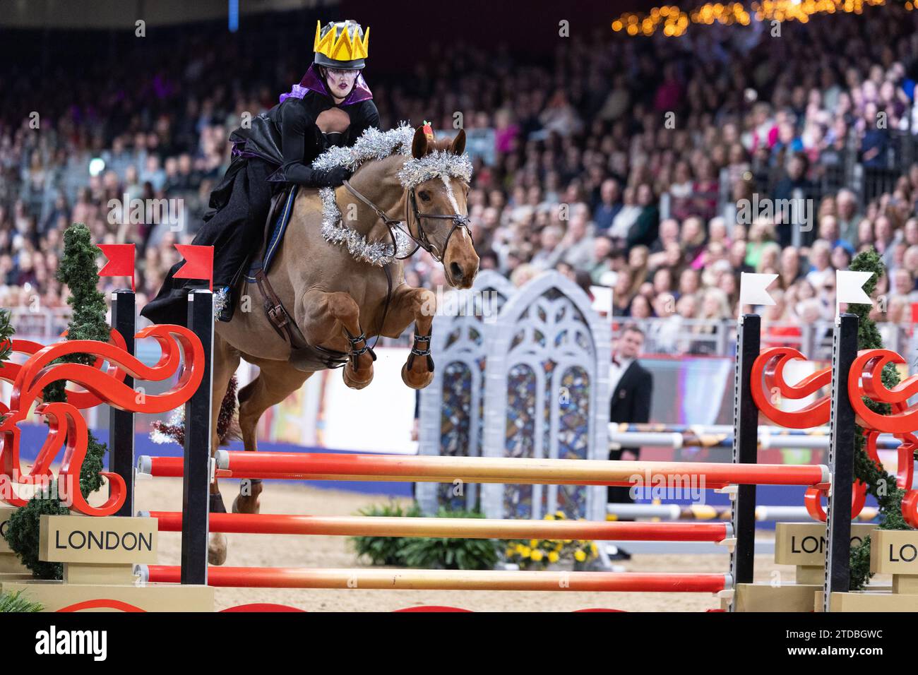 London, UK. December 17, 2023. Laura Collett and Tom McEwen dressed as ...