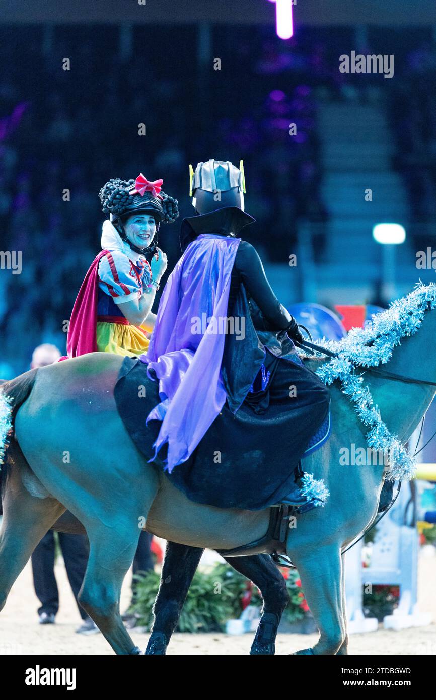 London, UK. December 17, 2023. Laura Collett and Tom McEwen dressed as ...