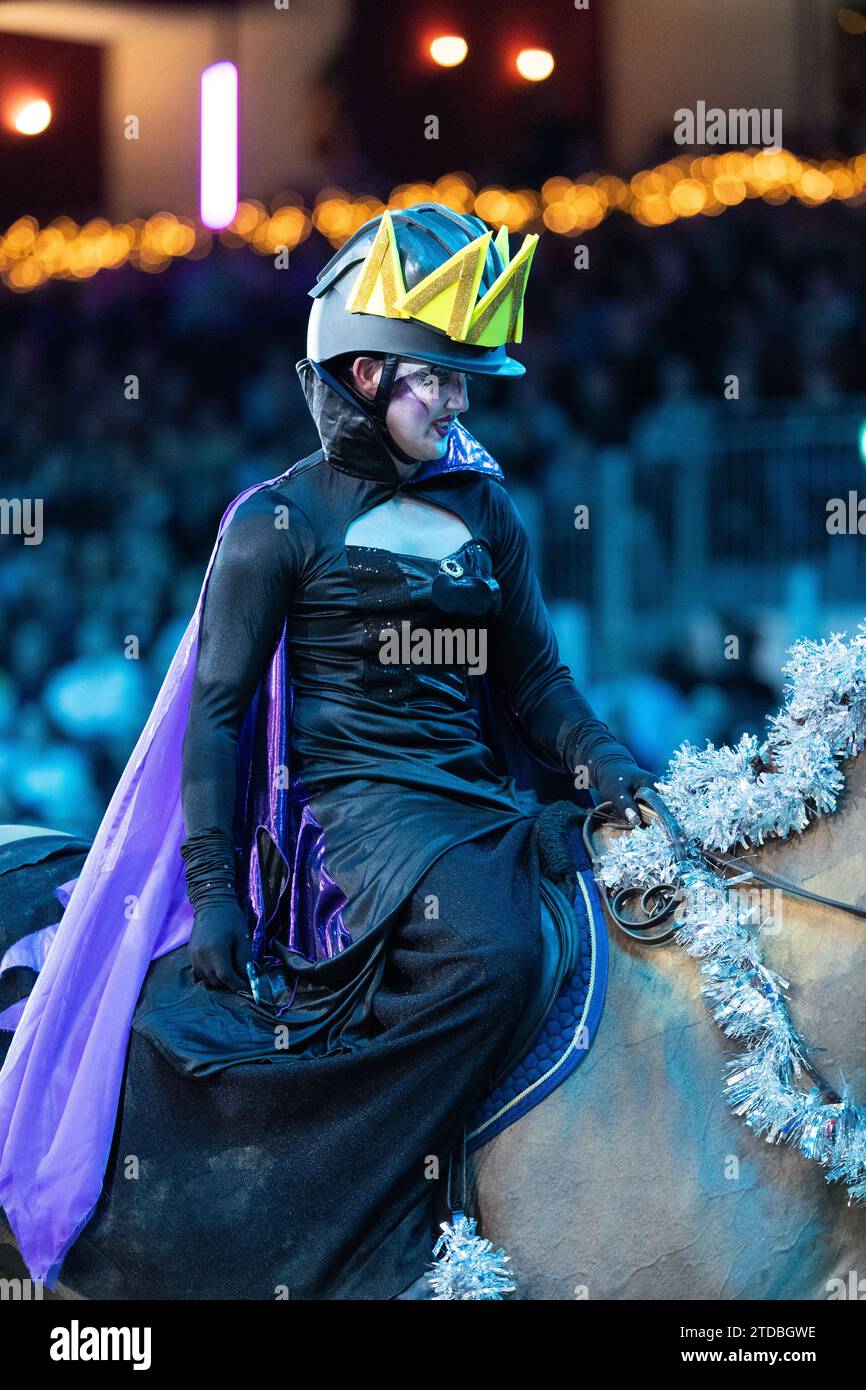 London, UK. December 17, 2023. Laura Collett and Tom McEwen dressed as ...