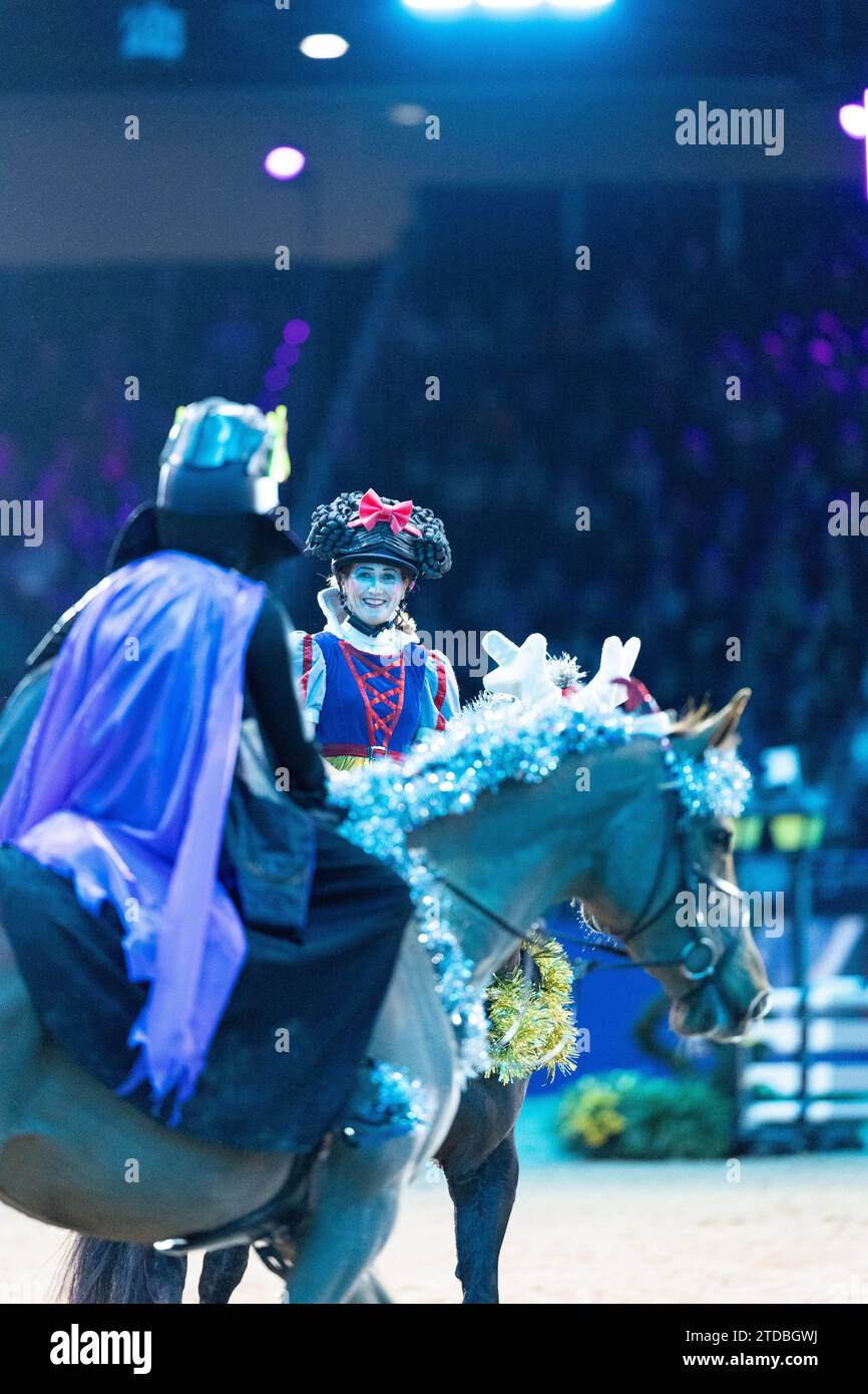 London, UK. December 17, 2023. Laura Collett and Tom McEwen dressed as ...