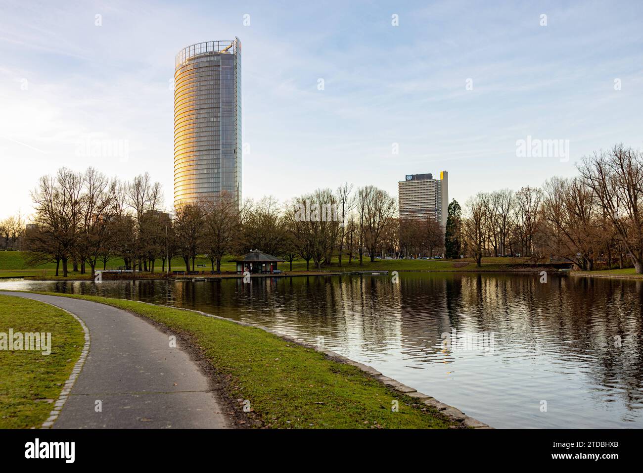 Der Rheinauensee in der Bonner Rheinaue bei Sonnenuntergang. Im ...