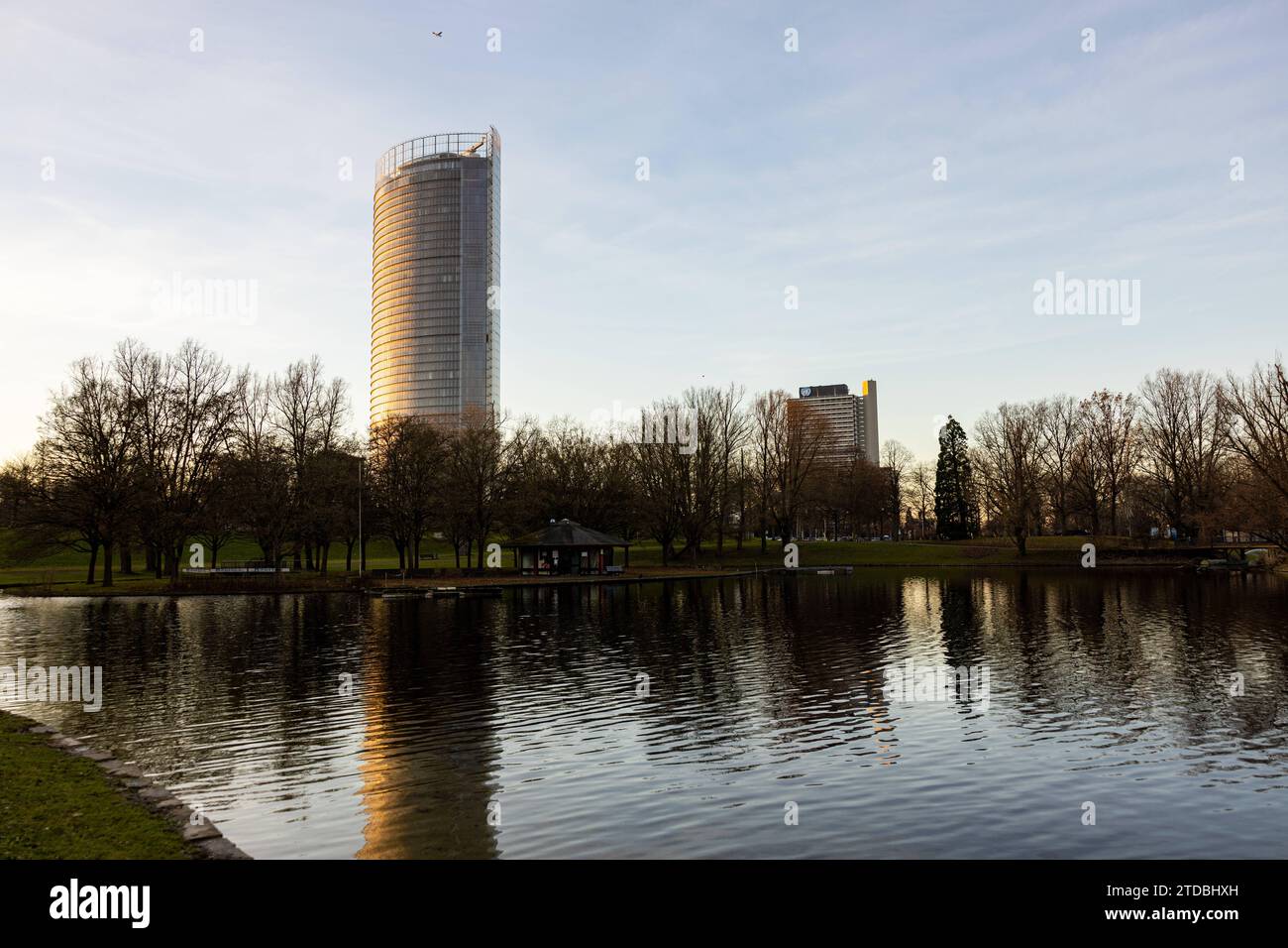 Der Rheinauensee in der Bonner Rheinaue bei Sonnenuntergang. Im ...