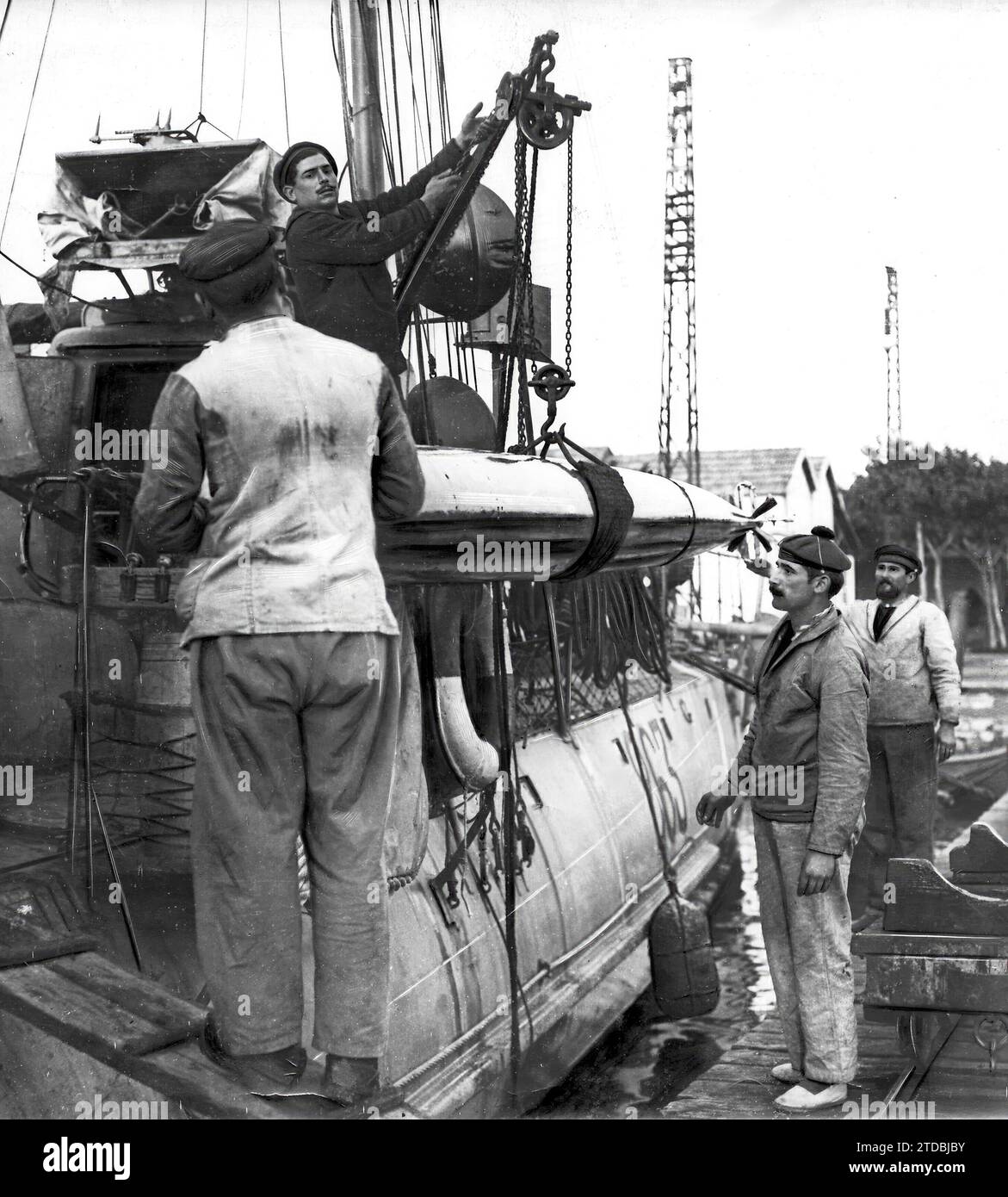03/31/1917. War at Sea. A French torpedo boat embarking torpedoes in a ...