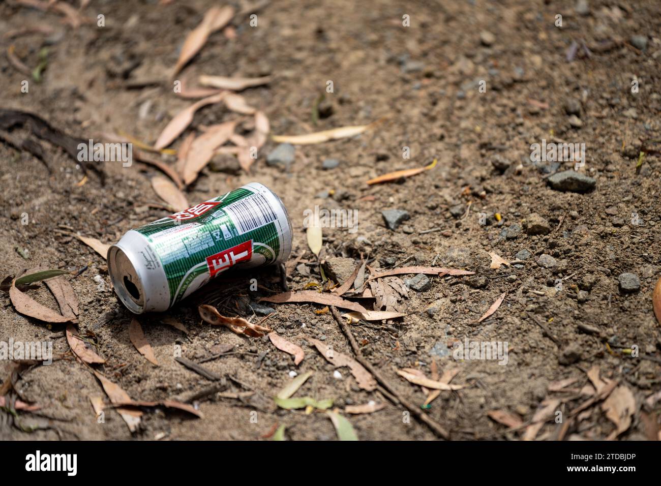 beer can rubbish on the ground in australia Stock Photo - Alamy