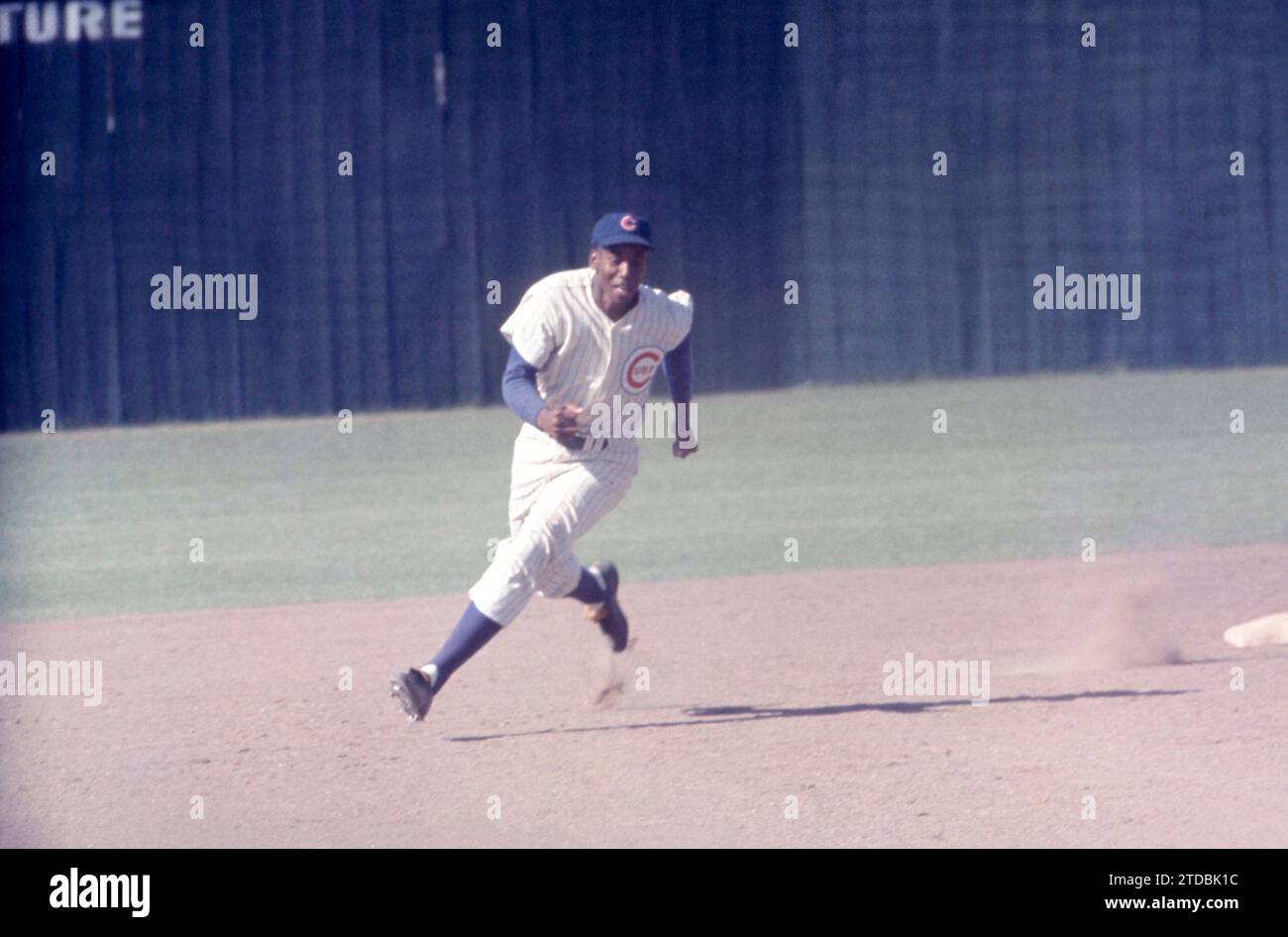 MESA, AZ - APRIL, 1962: Ernie Banks #14 of the Chicago Cubs rounds ...