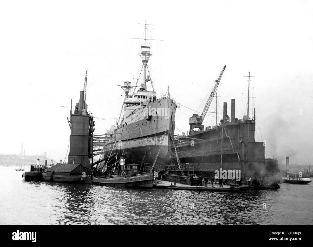 05/31/1916. Repairing Breakdowns. English warship in a floating dock ...