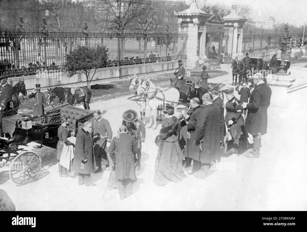 Madrid, 03/13/1906. Queen Amelia arriving at the Palace of Library and ...