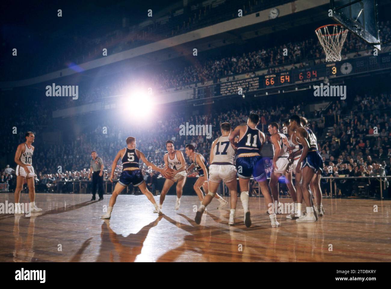 NEW YORK, NY - NOVEMBER 3: Carl Braun #4 of the New York Knicks ...