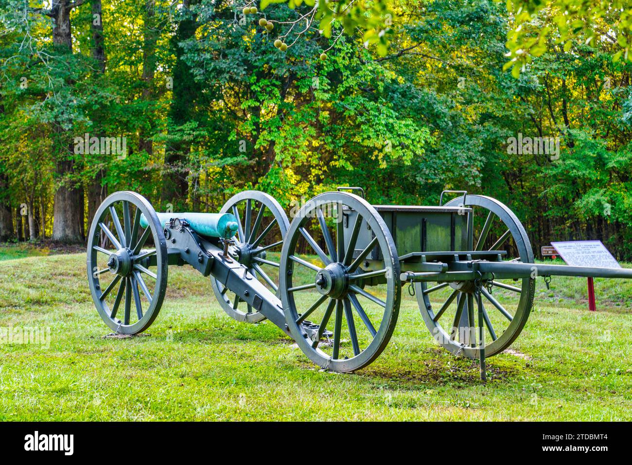 Canon and wagon by the entrance at Fort Donelson National Battlefield ...