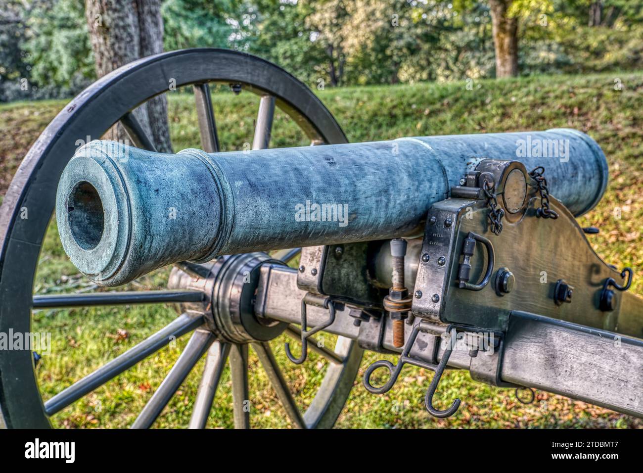 Confederate canon by the entrance at Fort Donelson National Battlefield ...