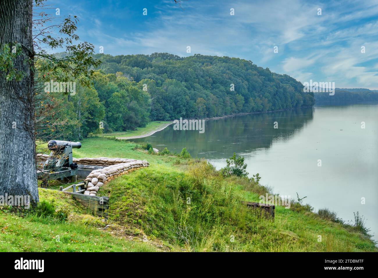 Canon battlement along the Cumberland River running through Fort ...