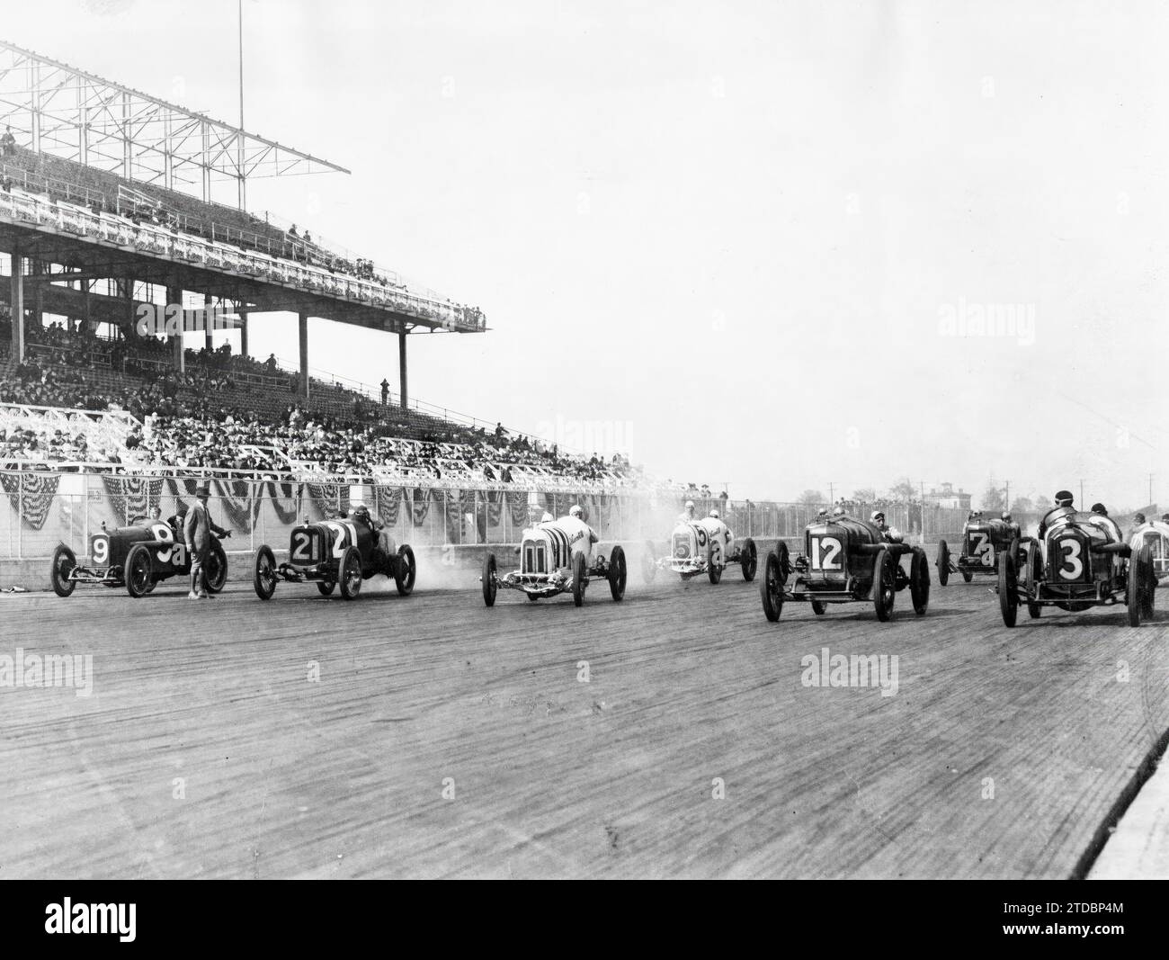 05/31/1916. A car race in New York. Depart for the recently completed ...
