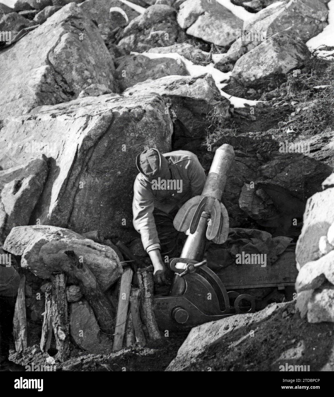 04/30/1917. On the Macedonian front. A Serbian soldier firing a heavy ...