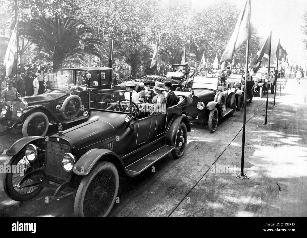 Malaga, October 1918. Motorist caravan. Aspect of the Park with the ...