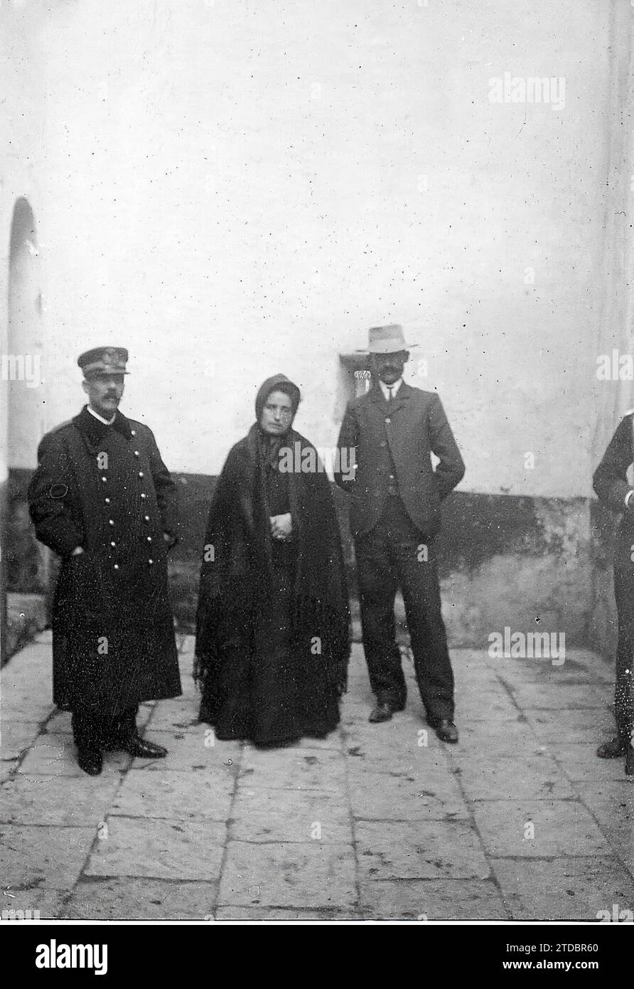 Seville, March 1906. The wife and son of the accused Aldije wait in the ...