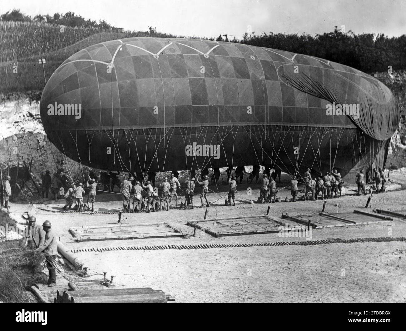 Army balloon ascension hi-res stock photography and images - Alamy