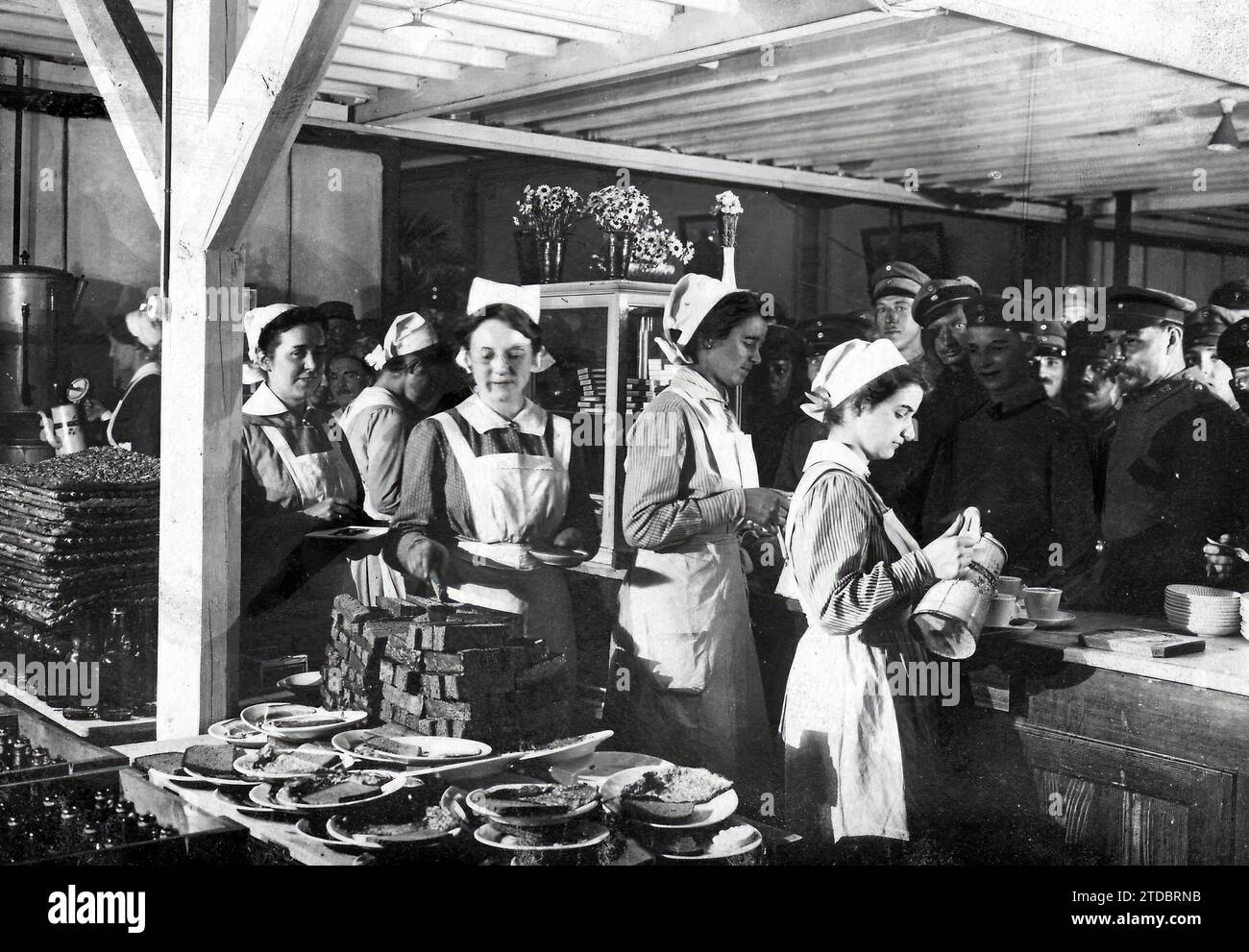 Soldiers buffet hi-res stock photography and images - Alamy