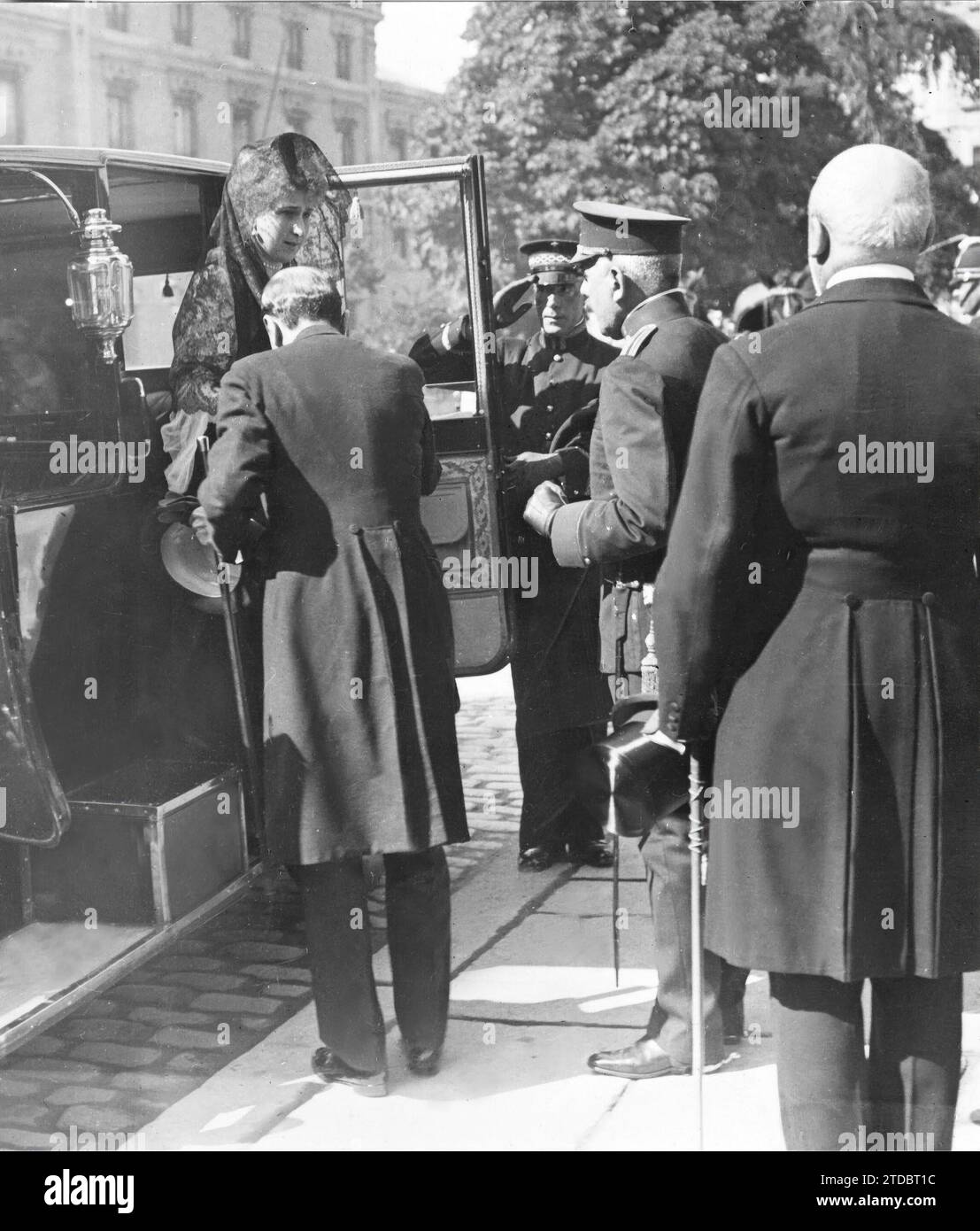 10/10/1916. In the Descalzas convent. HM the Queen arriving yesterday ...