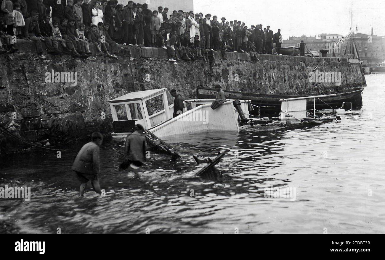 09/30/1918. In the port of San Sebastian. Remains of the Steamboat ...