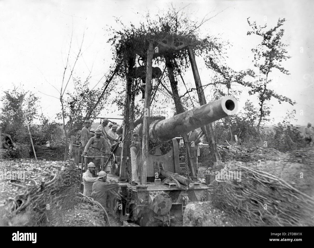 06/30/1916. Elements of the French army. One of the large caliber ...