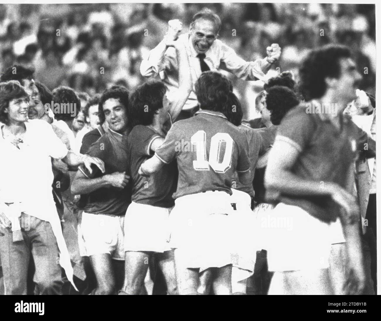 The Italian team celebrates its victory in the final of the world ...