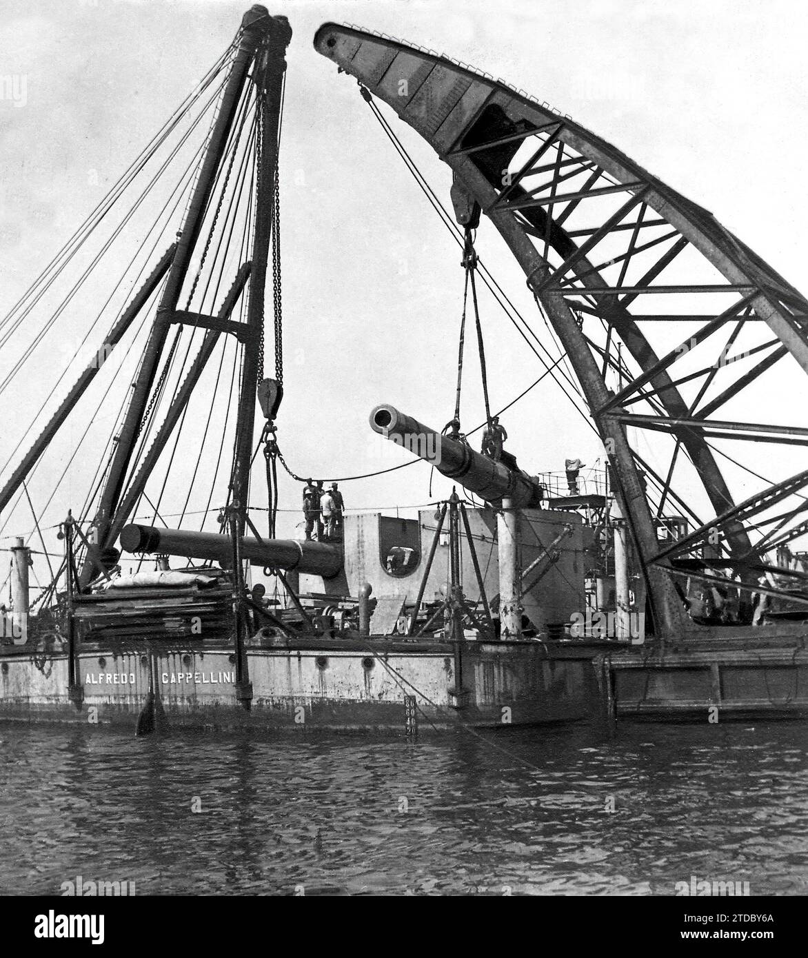 08/31/1917. The Italian Navy in the War placing large caliber cannons ...