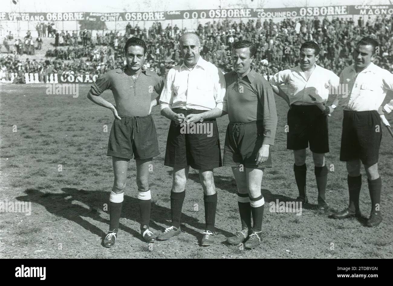 Football 1950s footballers hi-res stock photography and images - Alamy
