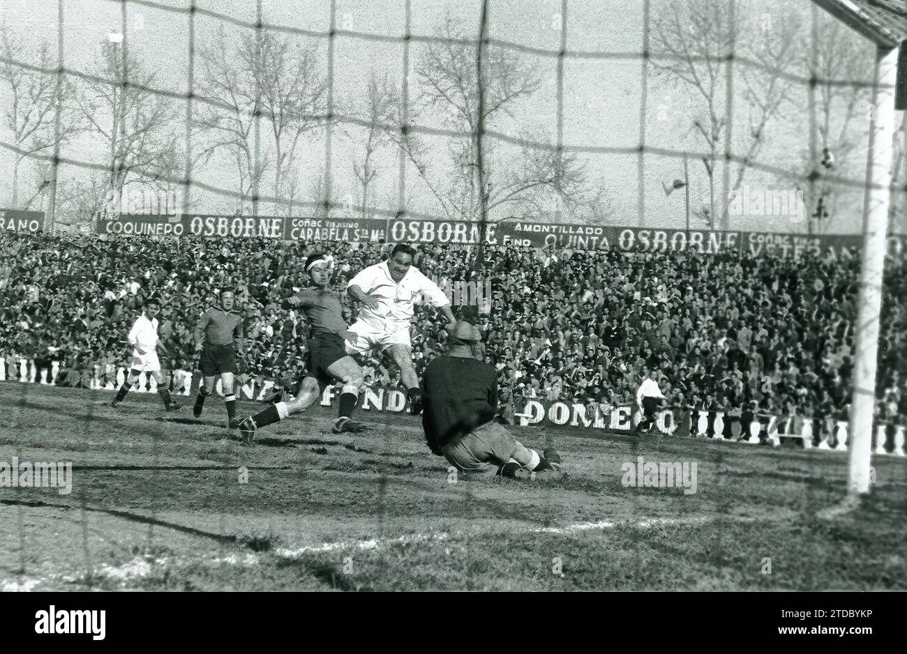 1950s soccer players hi-res stock photography and images - Alamy