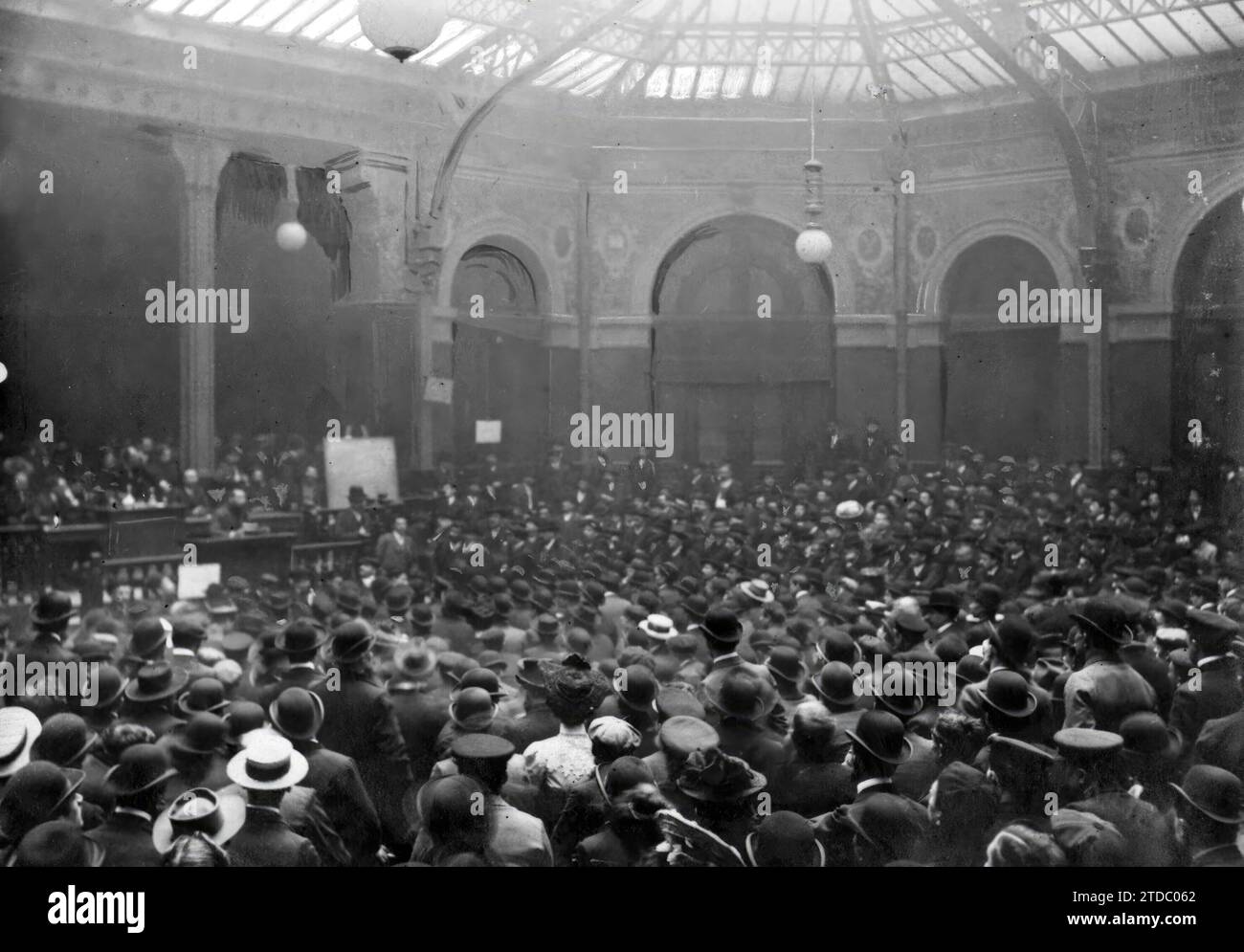 04/30/1906. Interior of the labor exchange during the rally held to ...