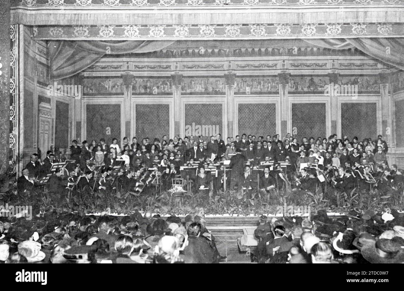 Beethovens ninth symphony performed hi-res stock photography and images ...