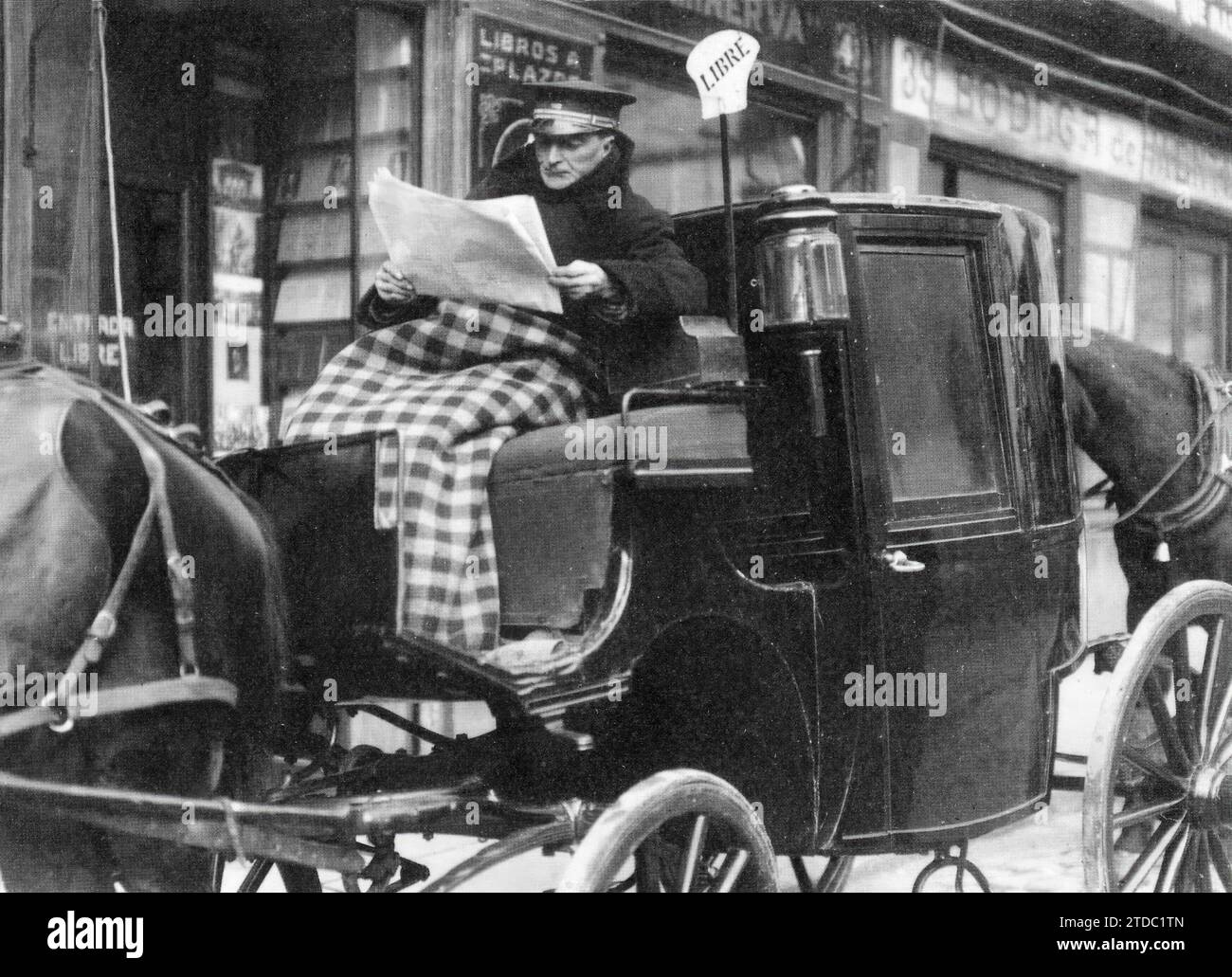Madrid, 1920 (CA.). Horse-drawn carriage driver reading the newspaper ...