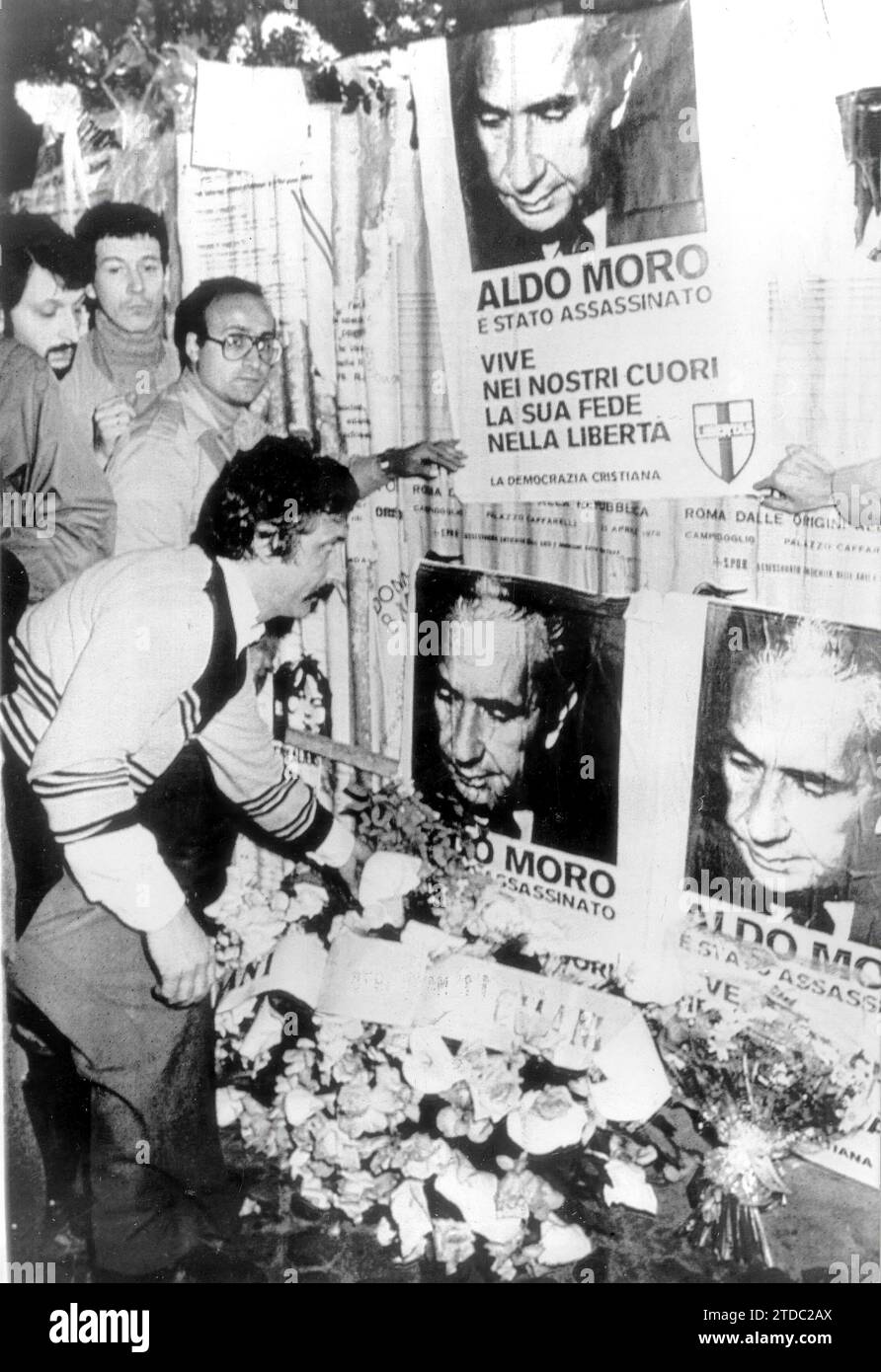 05/09/1978. A group of people place flowers in the place where Aldo ...