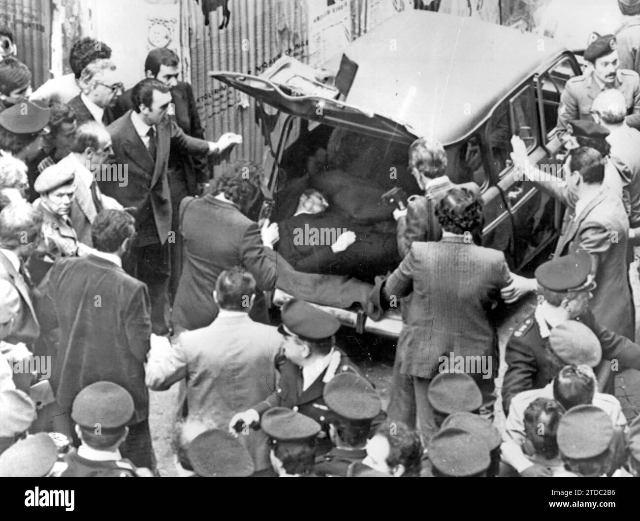 Lifeless body hi-res stock photography and images - Alamy