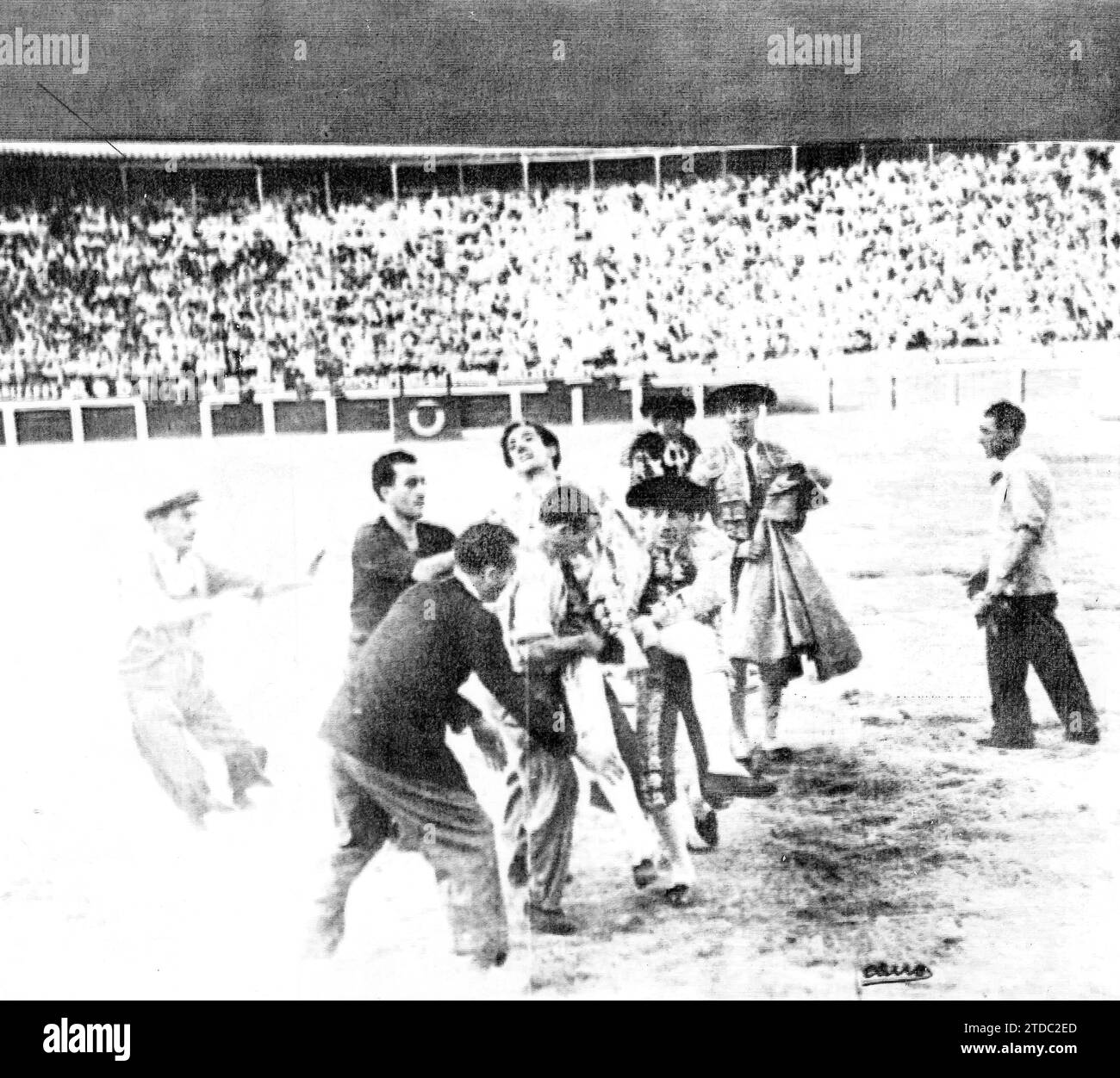 Linares (Jaén), 8/28/1947.- Moment in which Manolete is picked up by ...