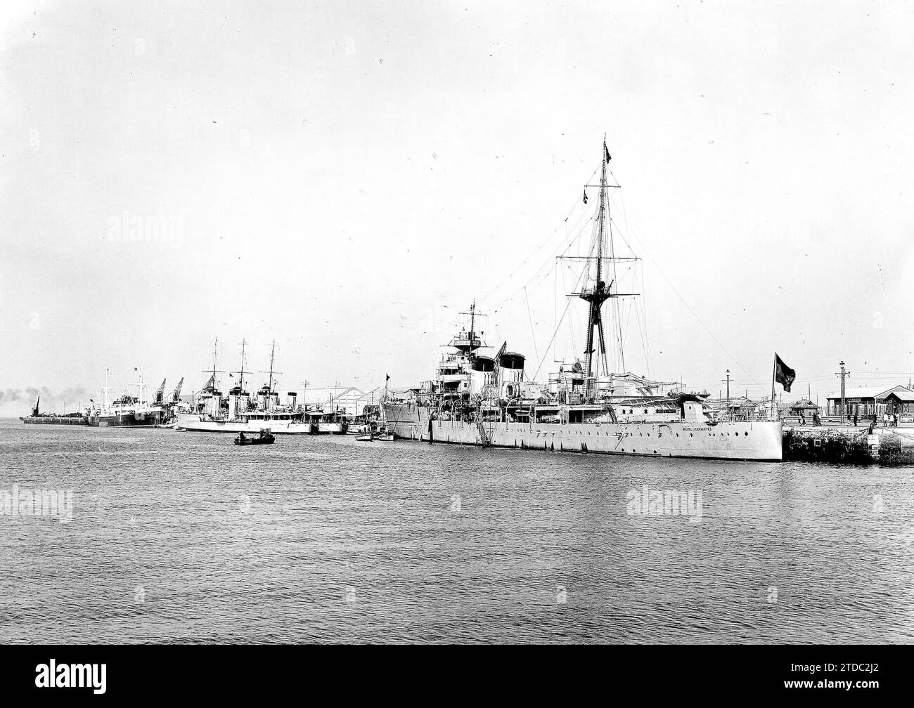 12/31/1945. Views of the port of Cádiz, where you can see the ship ...