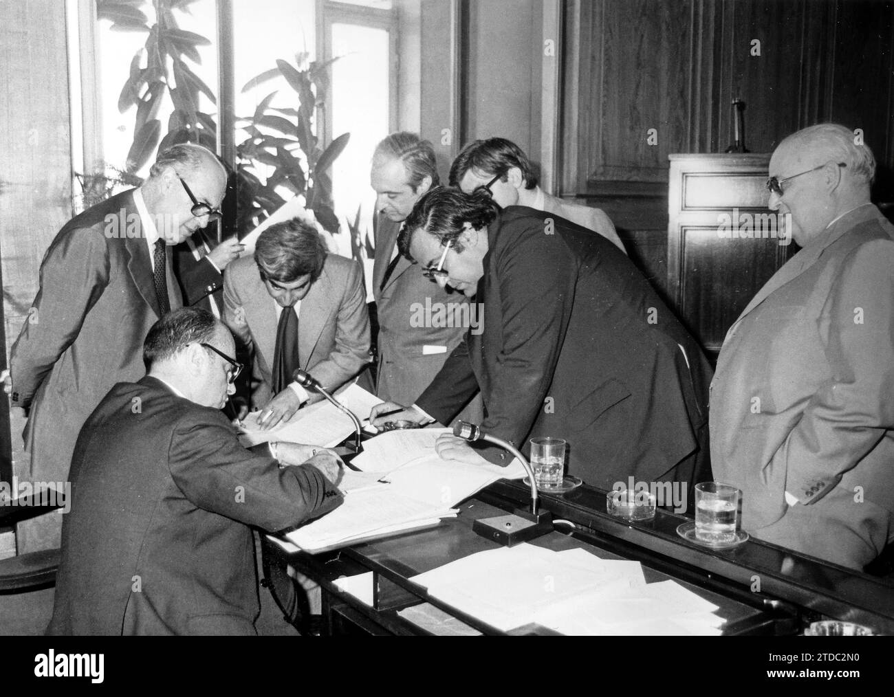 06/13/1978 - Several Parliamentarians around Mr. Fraga, who Reviews the ...