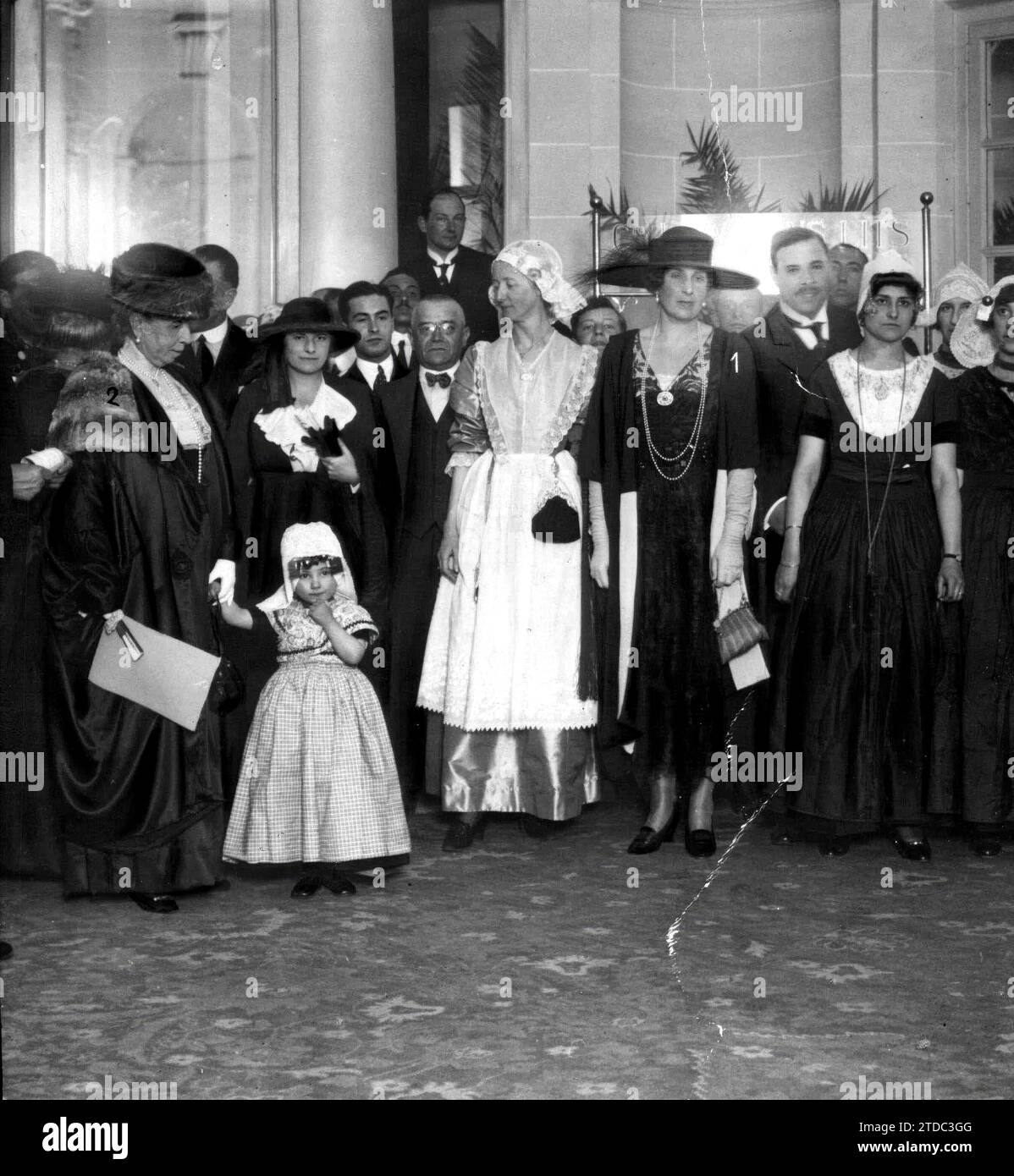 05/12/1921. Madrid, charity party at the Ritz Hotel: SS.MM. the queens ...