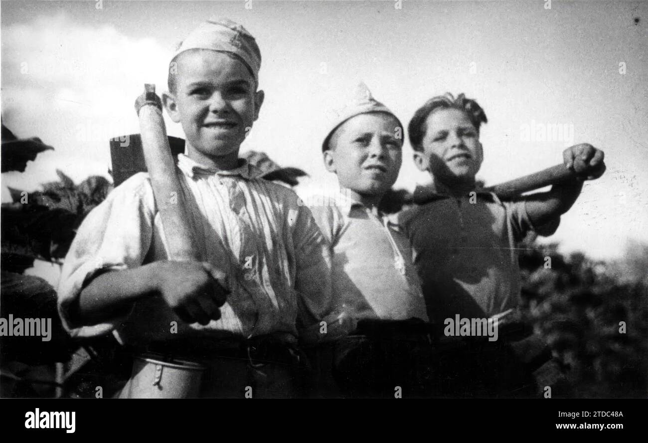 07/31/1938. Children working in the field. Credit: Album / Archivo ABC ...
