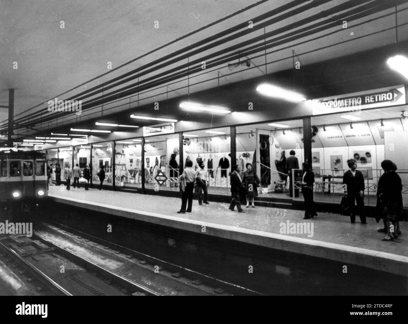 Madrid, 05/17/1982. Exhibition in the subway at Retiro station. Credit ...