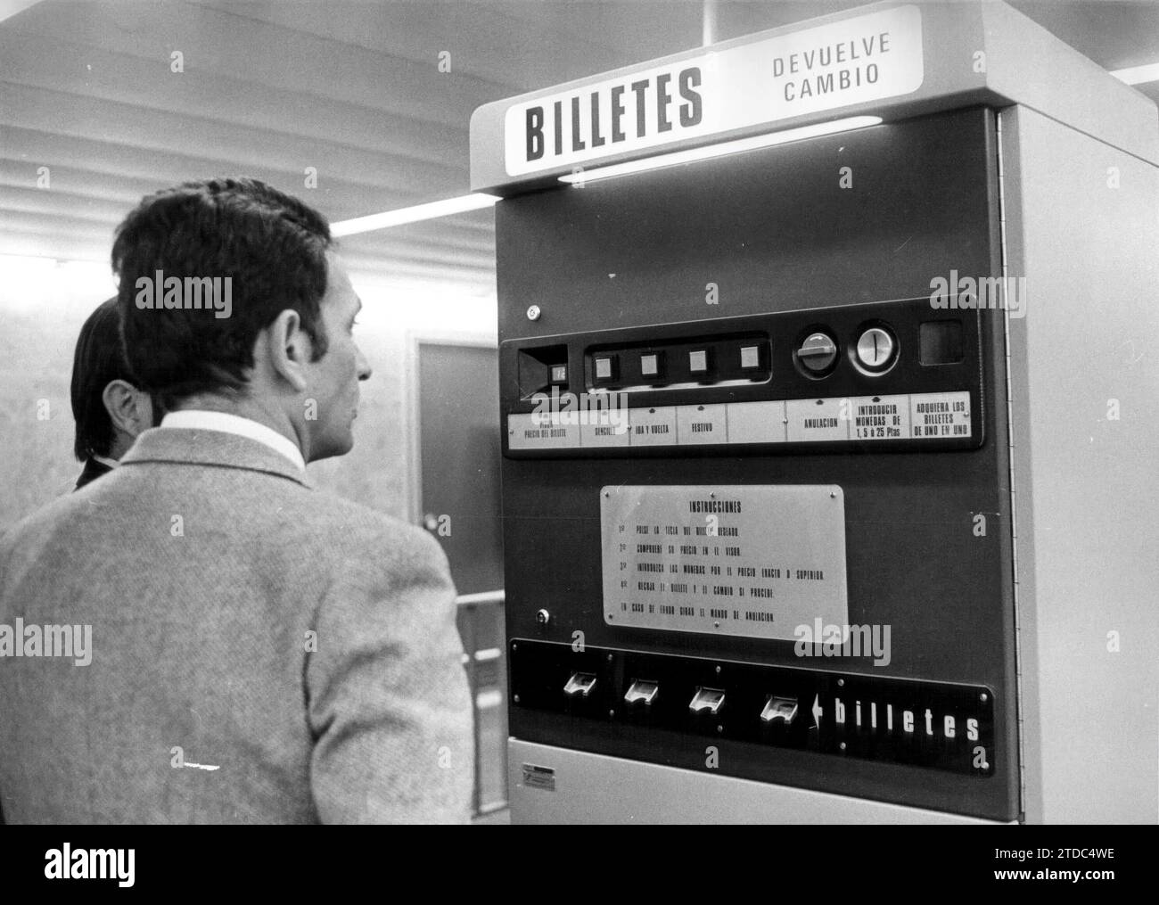 01/16/1980. Vending machines of the Madrid metro. Credit: Album ...