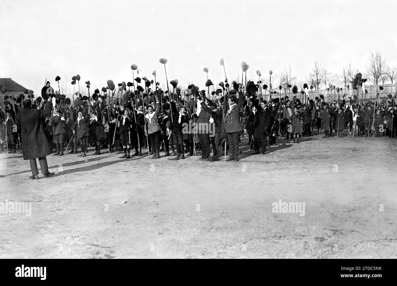 Madrid, 01/12/1913. The Spanish boy scouts greeting the lieutenant ...