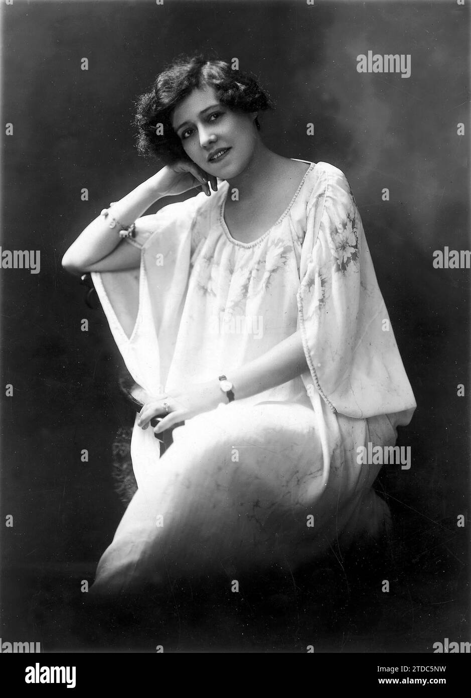 07/31/1921. Crespon robe printed on a Mauve background. Pangon Model ...
