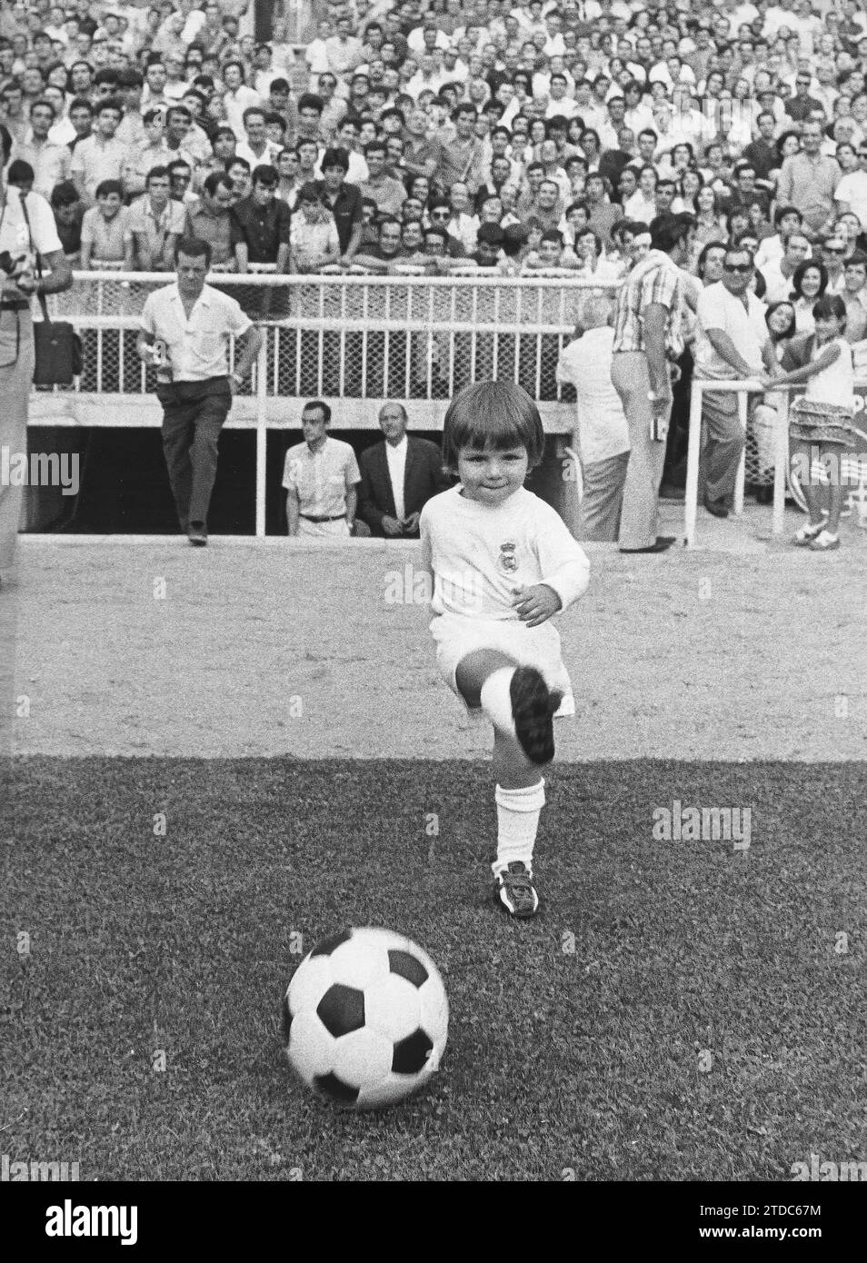 08/01/1972. Hobby - Fans. Thousands of fans gathered at the stadium to ...