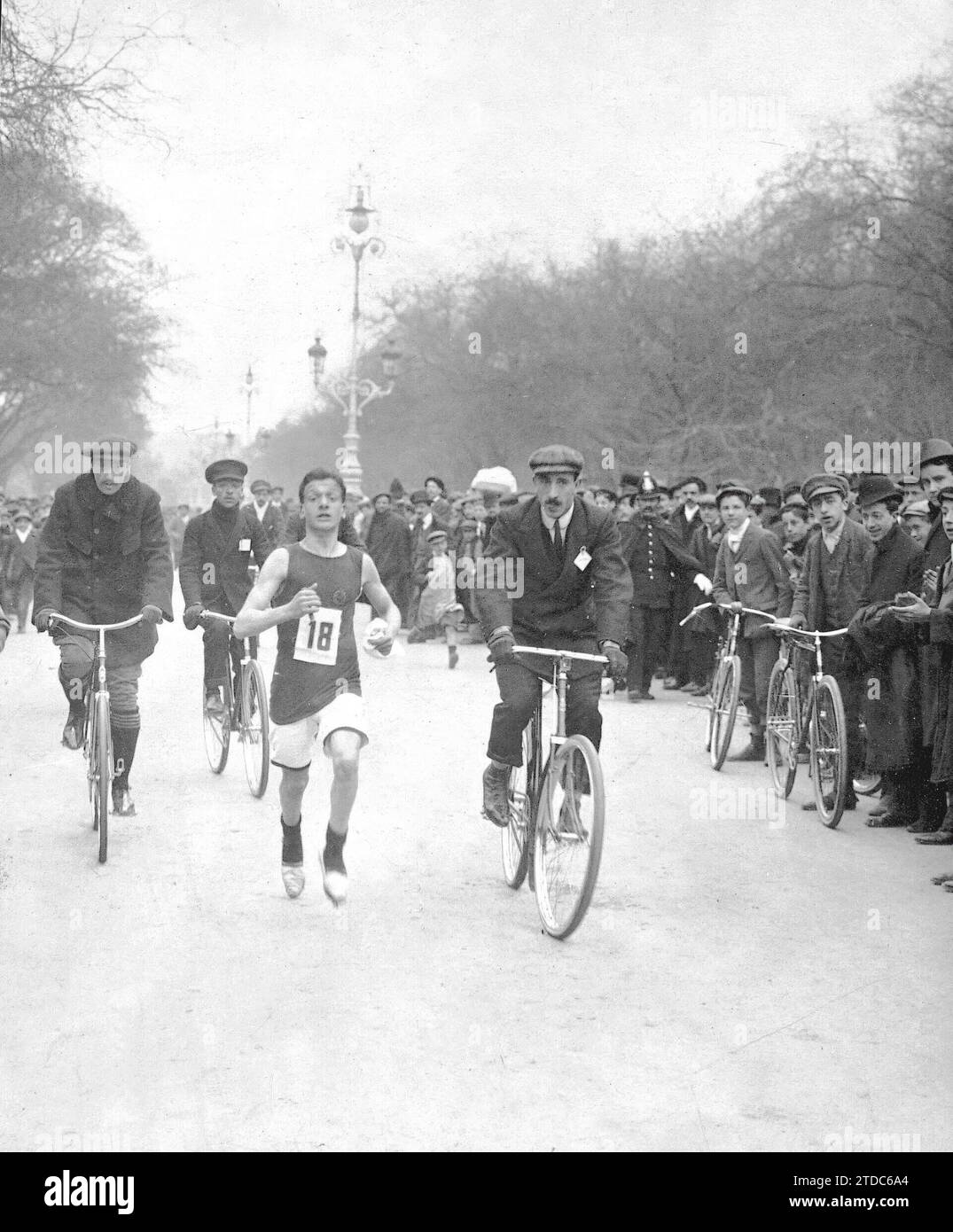 04/02/1910. Foot races in Madrid, arrival of the runner Joaquín Caro ...