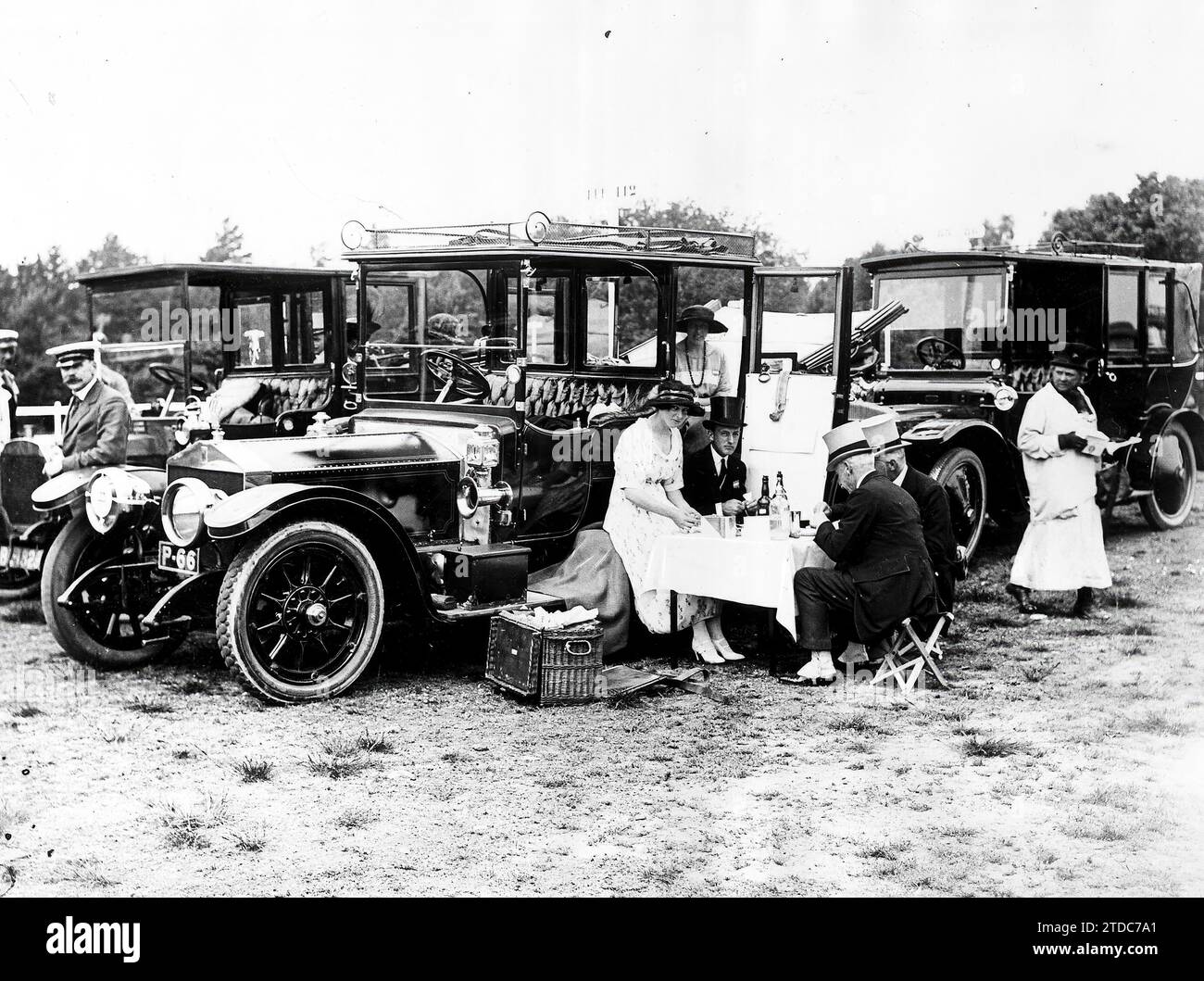 07/01/1921. Having a snack, at the foot of a Car, at the Ascot ...