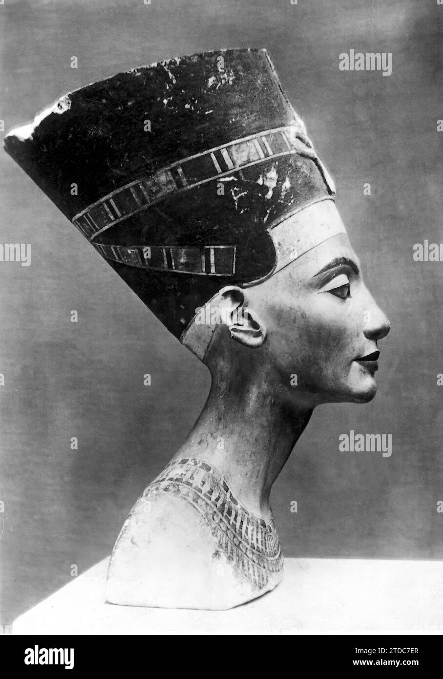 Bust of queen nefertiti hi-res stock photography and images - Alamy