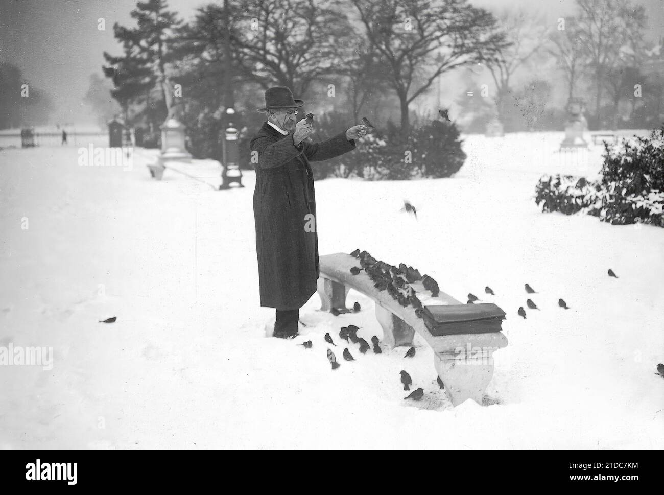 Paris (France), 01/02/1909. In the Tuileries garden. Among the snow ...