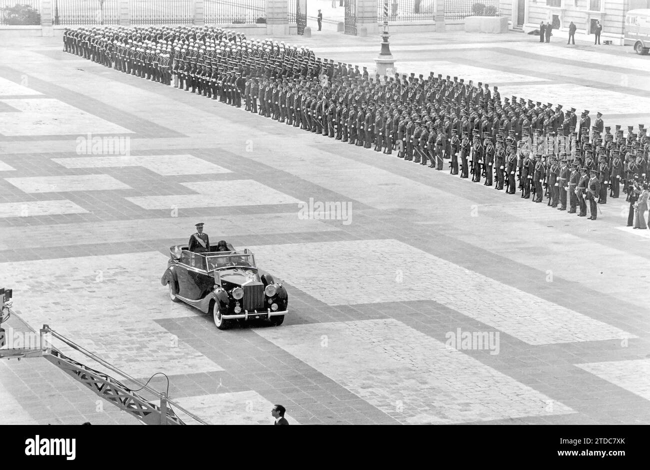 11/26/1975. The Kings in the armory square where the troops that would ...