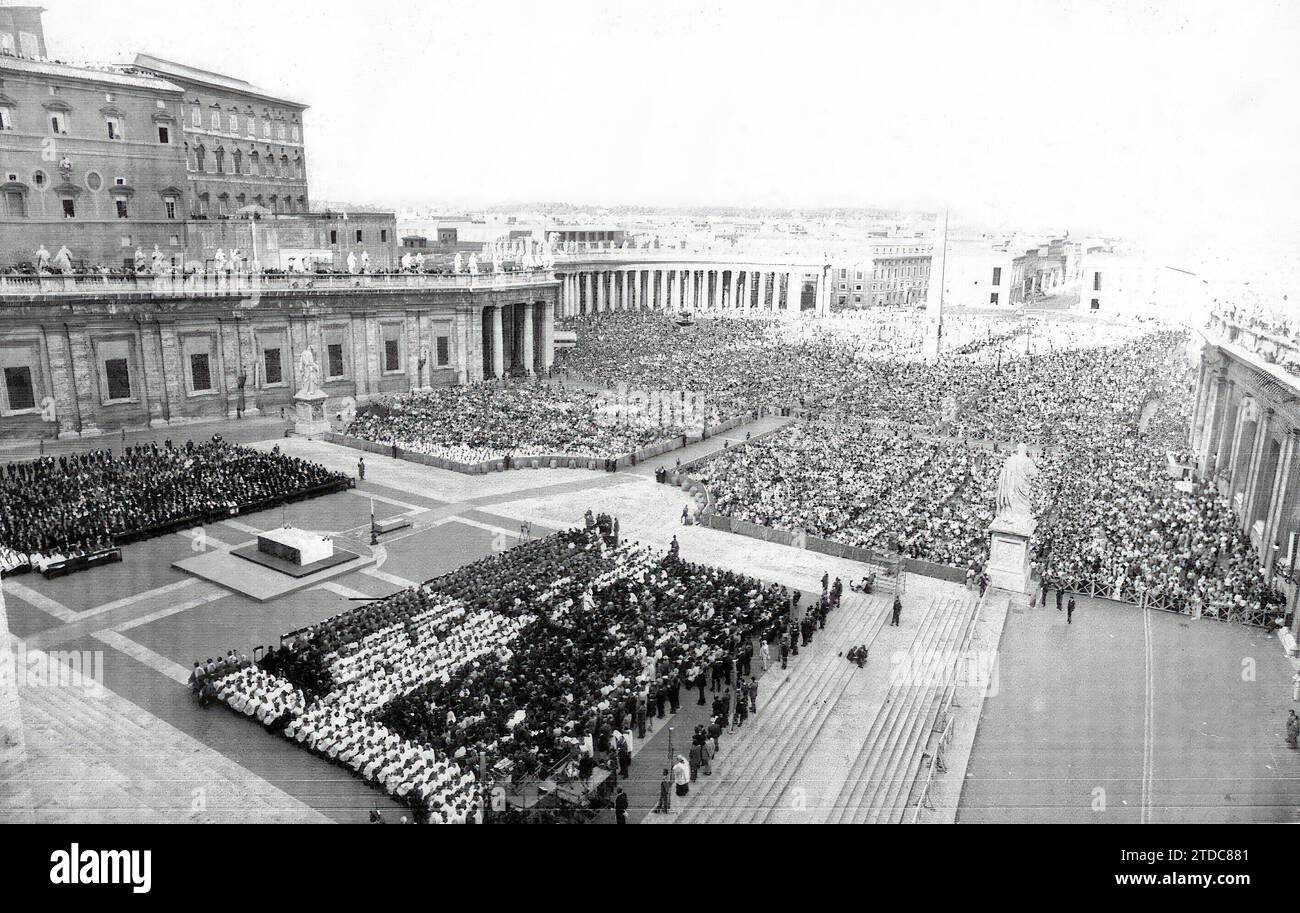 12/31/1977. Hundreds of thousands of people packed St. Peter's Square ...