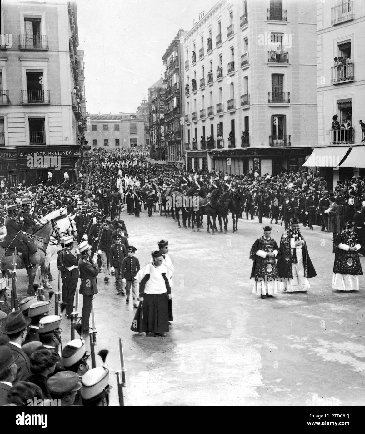 10/18/1911. Burial of General López Domínguez. Appearance of Arrieta ...